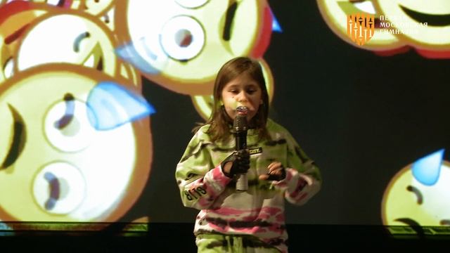 На сцене Первой Московской гимназии вокальный коллектив «Артис»