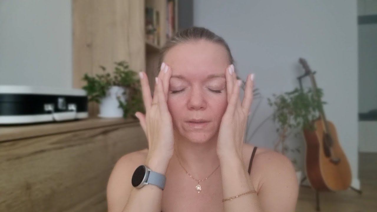 Массаж лица. Межбровные морщины.