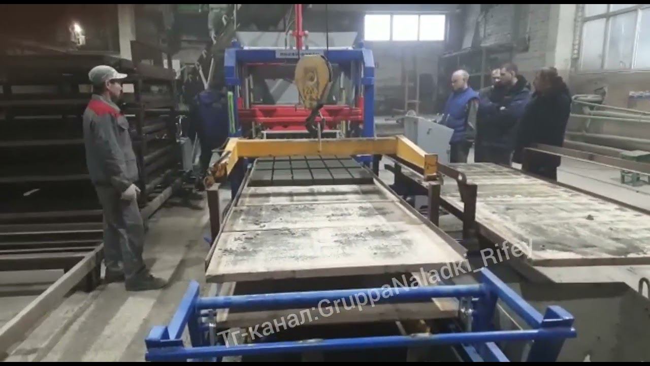 Вибропресс "Рифей-Буран" производит тротуарную плитку.