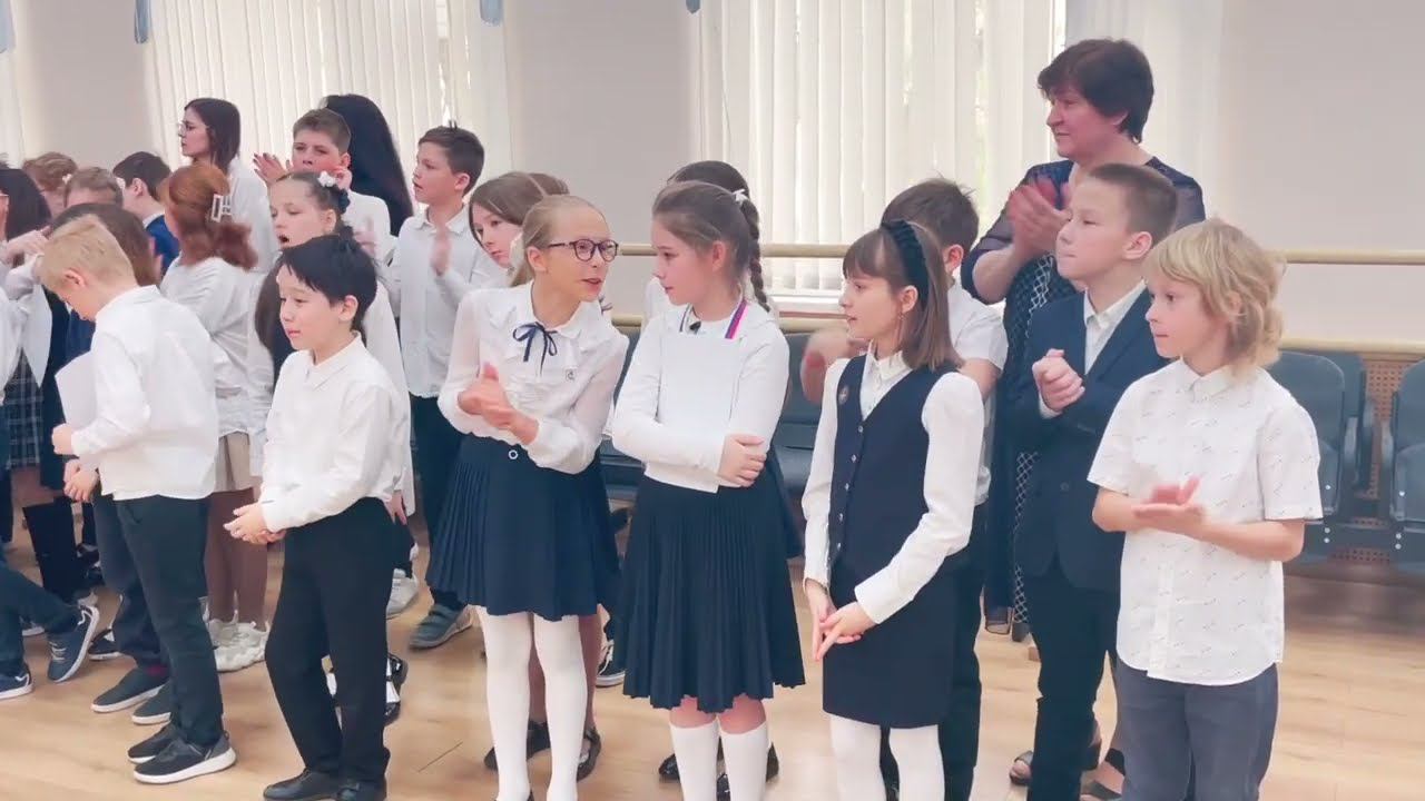 Торжественная линейка в школе 1575