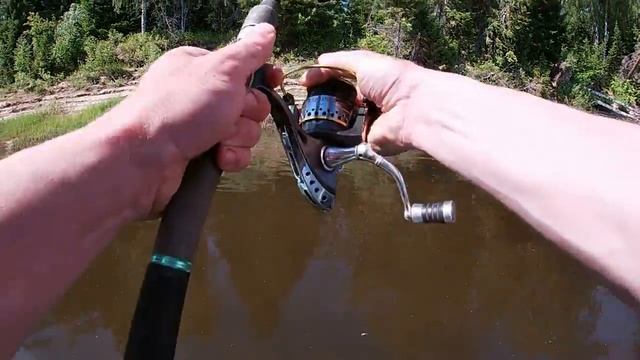 решил проплыть на лодке вдоль берега.mp4