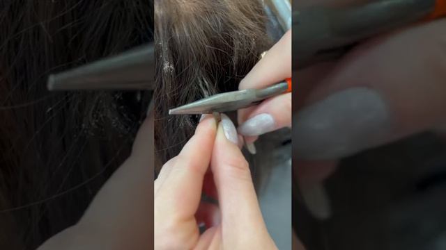 Процесс снятия наращенных волос