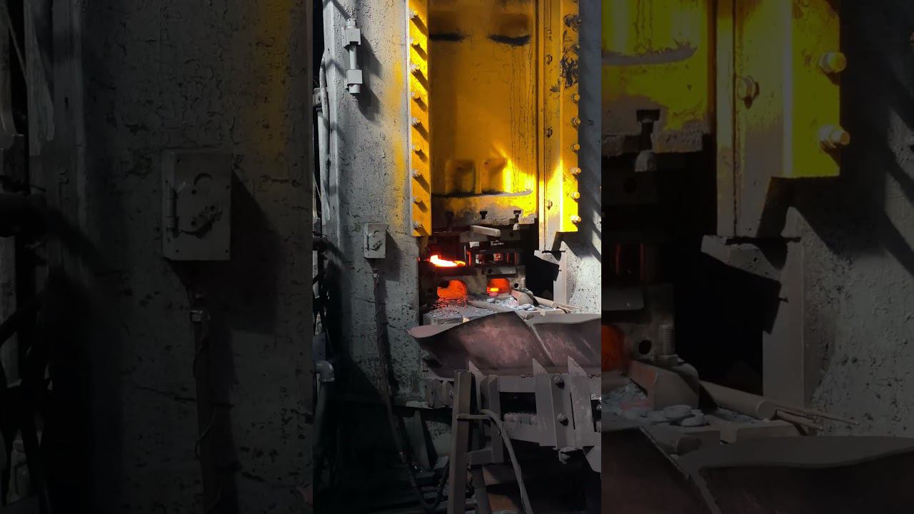 Кузнечно-молотовой участок, кузнечного цеха Минского тракторного завода.