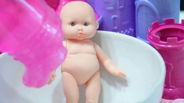 Катя и Макс Пупсики купаются в слайме Слайм вечеринка