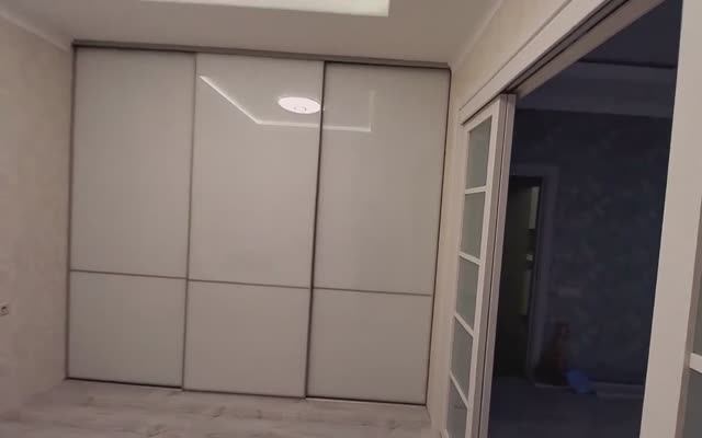 Встроенный шкаф-купе со стеклом белого цвета и 3 дверьми, для спальной комнаты | Вставка Lacobel