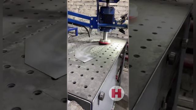 Зачистка и скругление кромки на плоской детали, сглаживание царапин с помощью станка SGHD-1300.