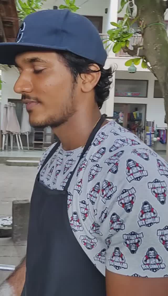 Цейлонский красавчик печет лепешки на Шри-Ланке.
Шри Ланка за 58 тысяч рублей с перелетом.Тутси влог