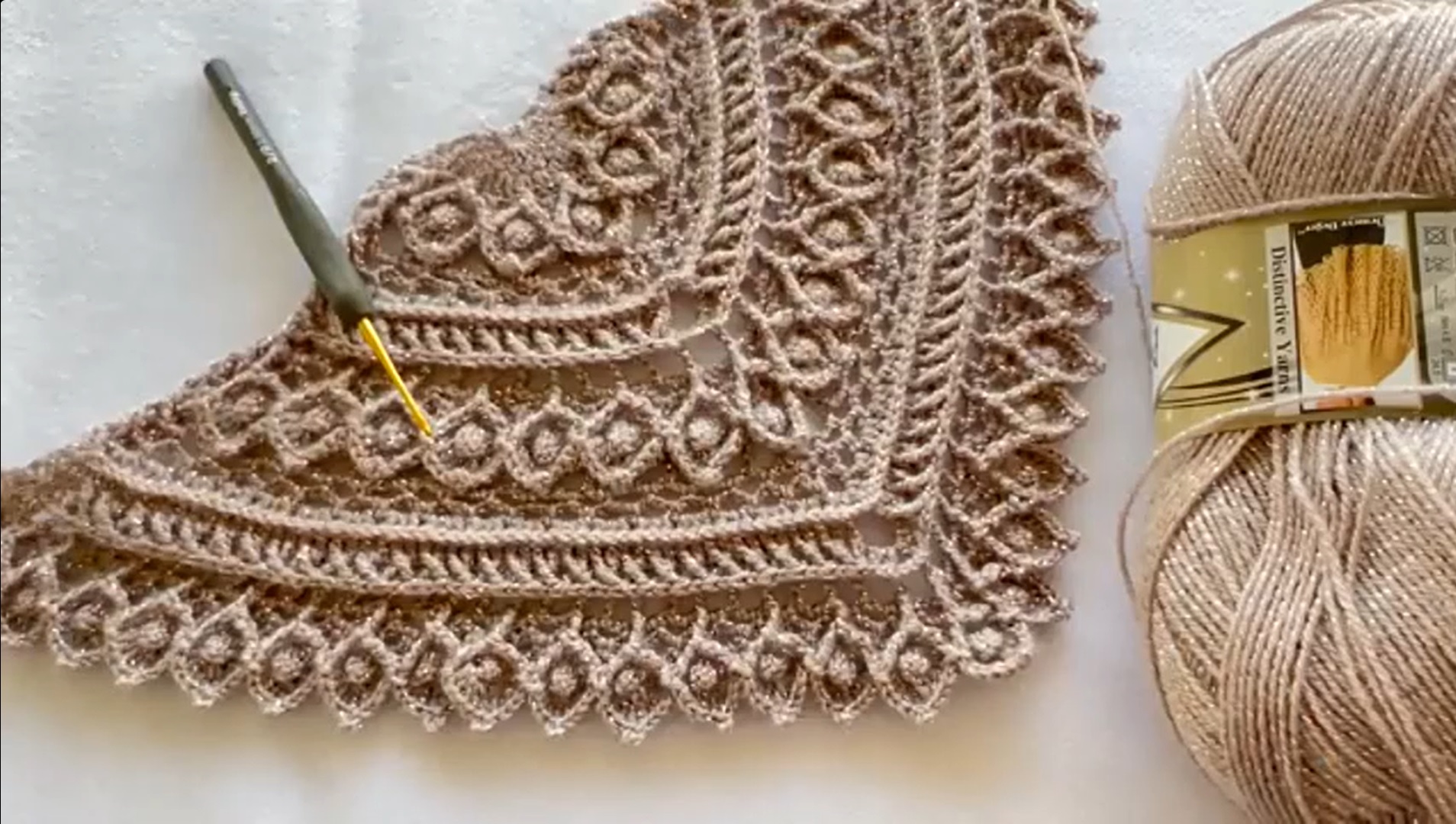 Великолепная модель шали.( Подробное описание, крупный план) УЗОР крючком