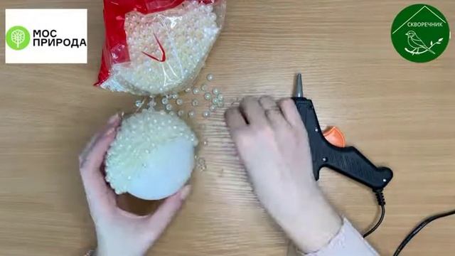 Мастер-класс «Ёлочная игрушка - шар из бусин»