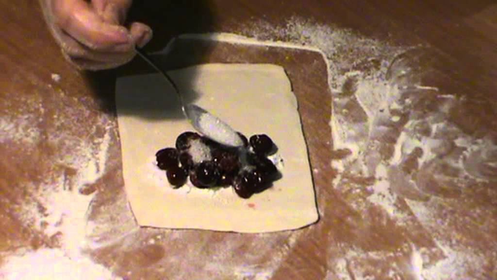 Пирожки с вишней из слоеного теста.