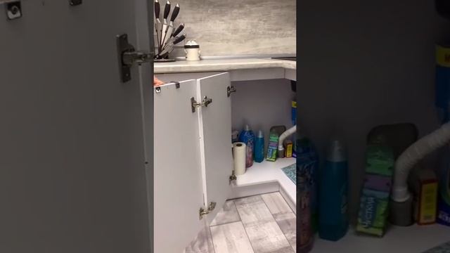 Открытие дверок у кухни. Удобное обыгрывание угла.