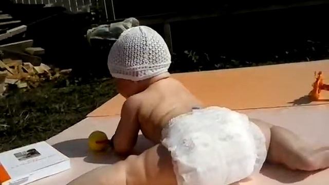 Алиса на даче играет на пеноплексе