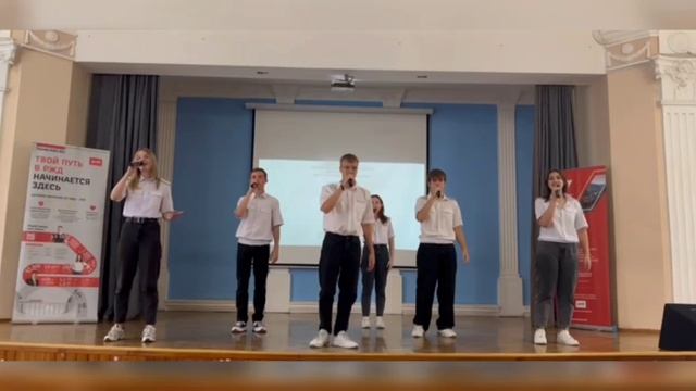 Студенты техникума РГУПС исполняют Гимн СПО на торжественном мероприятии ко Дню Знаний