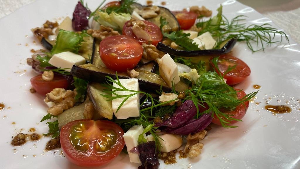 Салат с запечёнными баклажанами и сыром Фетакса. Яркий, сочный и пикантный!