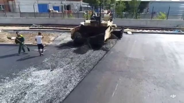 Укладка асфальта асфальтоукладчиком. Благоустройство территории рыбоперерабатывающего цеха..mp4