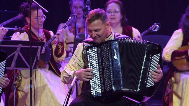 В. Поползин "Московские окна, исп. А. Кузьминов (баян) и М. Шусталов (баян), дирижёр - Ю. Горобец.