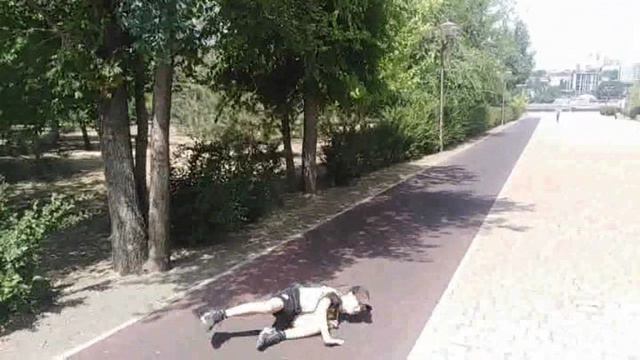 Юный скейтбордист неожиданно улетел на ровном месте. Нырок в перёд и правильное падение на руки