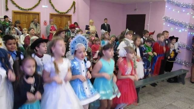 Новогодняя веселая постановка "Клоуны. Делай как я".mp4