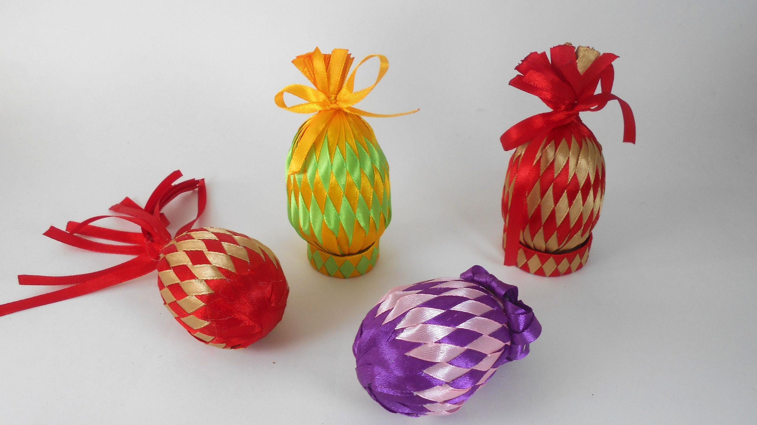 Пасхальные яйца, оплетенные атласными лентами.