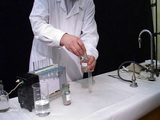 045  Взаимодействие фенола с гидроксидом нария