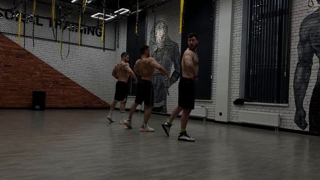 КАЧКИ ПОЗИРУЮТ ПЕРЕД СОРЕВНОВАНИЯМИ