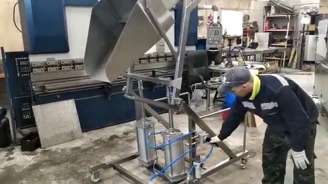 Пневматический подъёмник опрокидыватель мобильный для чан тележек