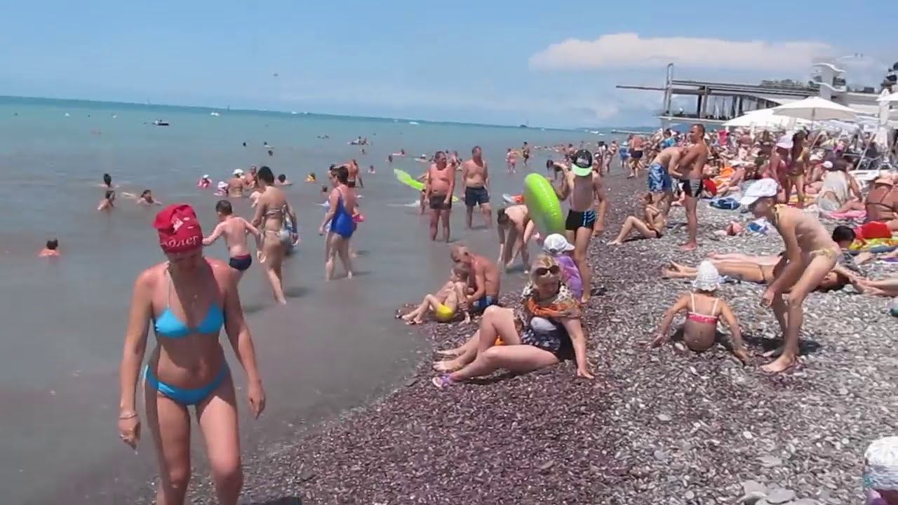 На пляже в Лазаревском в разгар сезона 2017