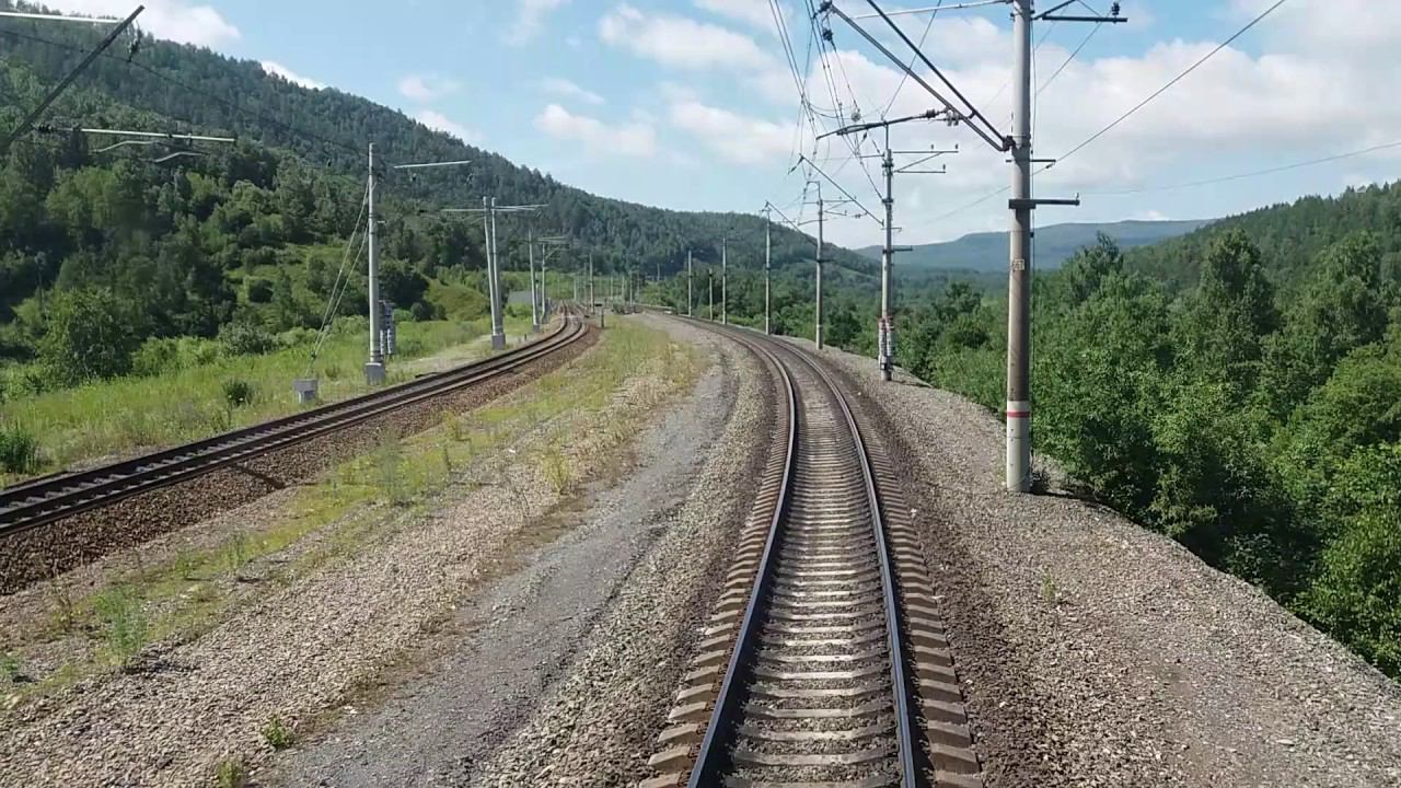 Красиво летом из кабины машиниста.