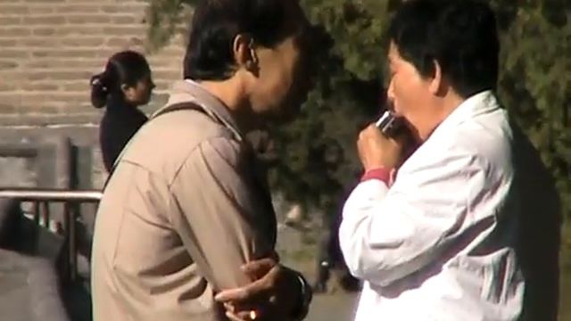 утренняя завораживающая мелодия на губной гармошке у храма в Китае.mp4