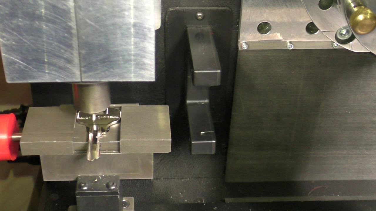 Маркировка ключей мастер-системы ударным гравером на станке Левша-3