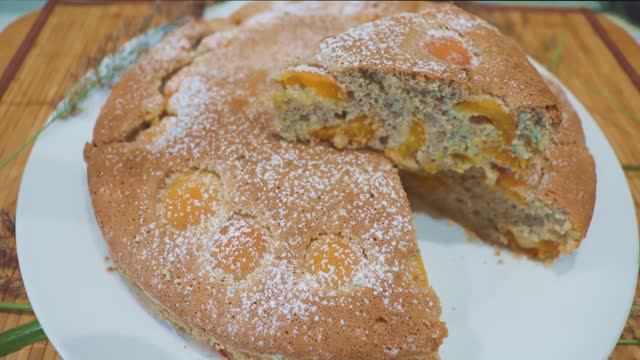 Шарлотка из зеленой гречки с абрикосами