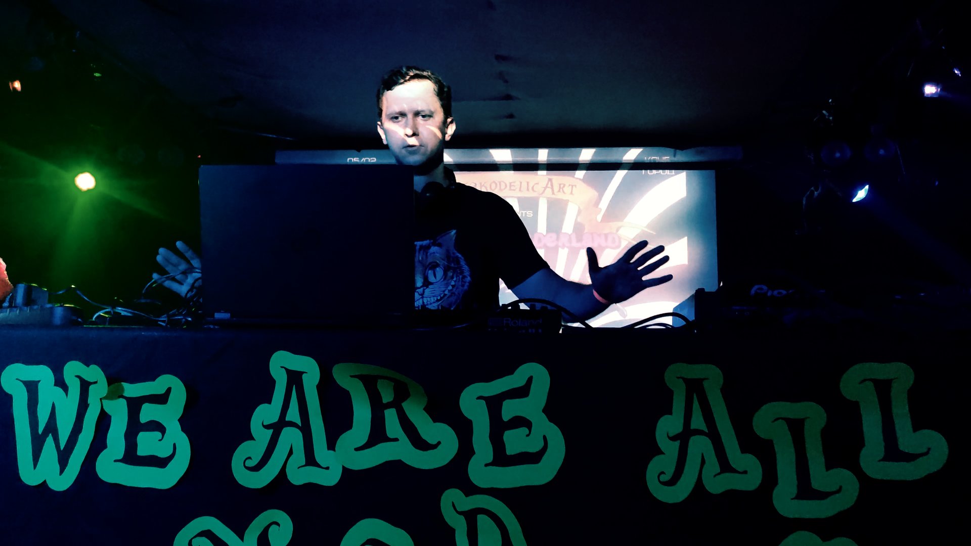 FreakodelicaRt: Alice in Wonderland, part 3, Groove Gadget - "Vilainious», performed by AQuad