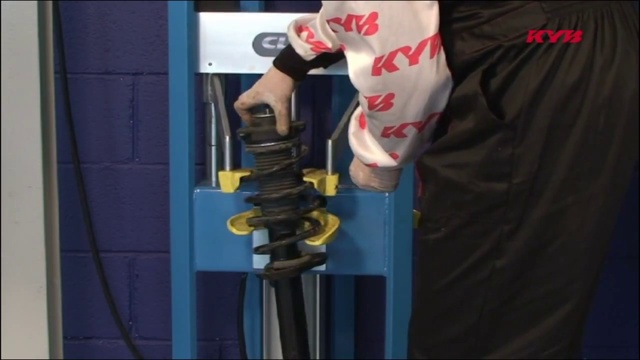 Замена амортизатора - видеоурок от KYB.