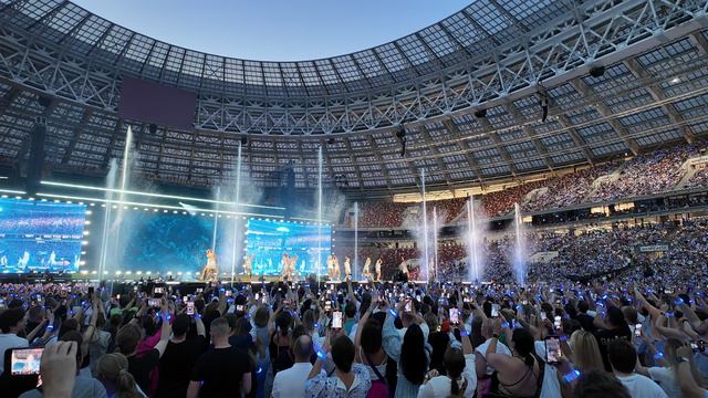 Фонтанные эффекты на концерте Полины Гагариной