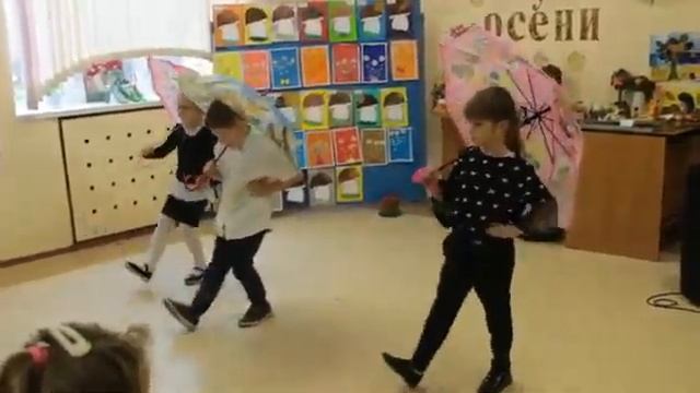 Танец с зонтиками