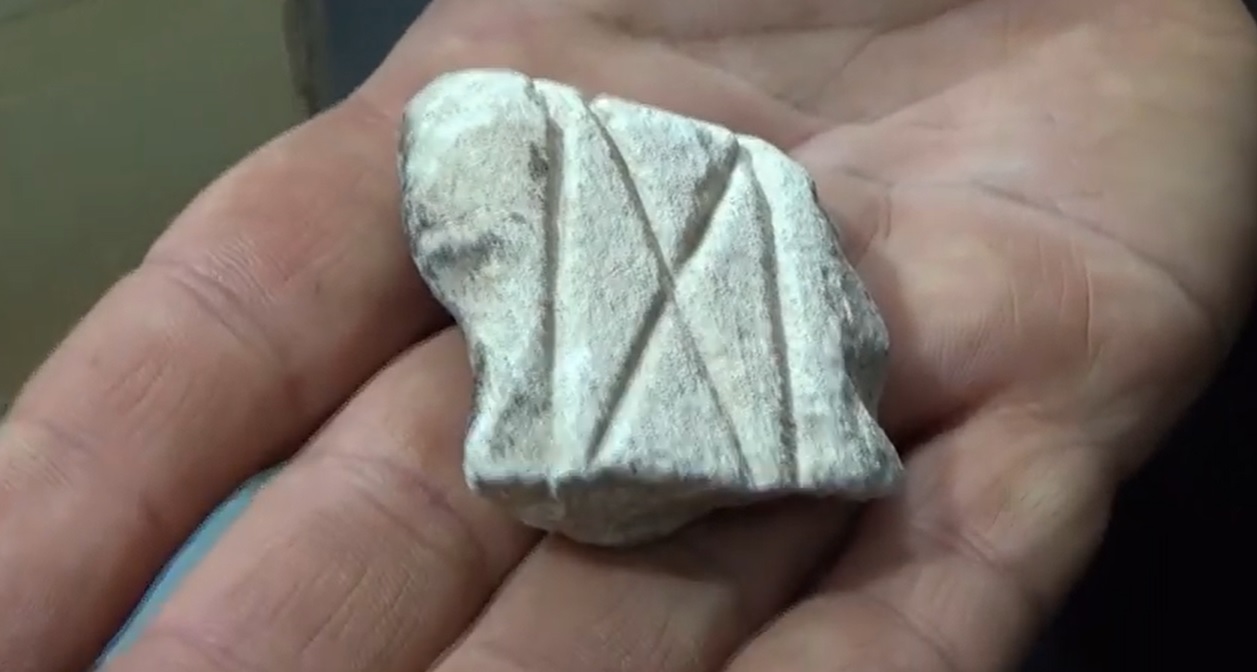 Светильник из белого камня