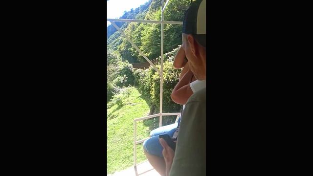 Смелая подруга на тарзанке, через горную речку . Абхазия.