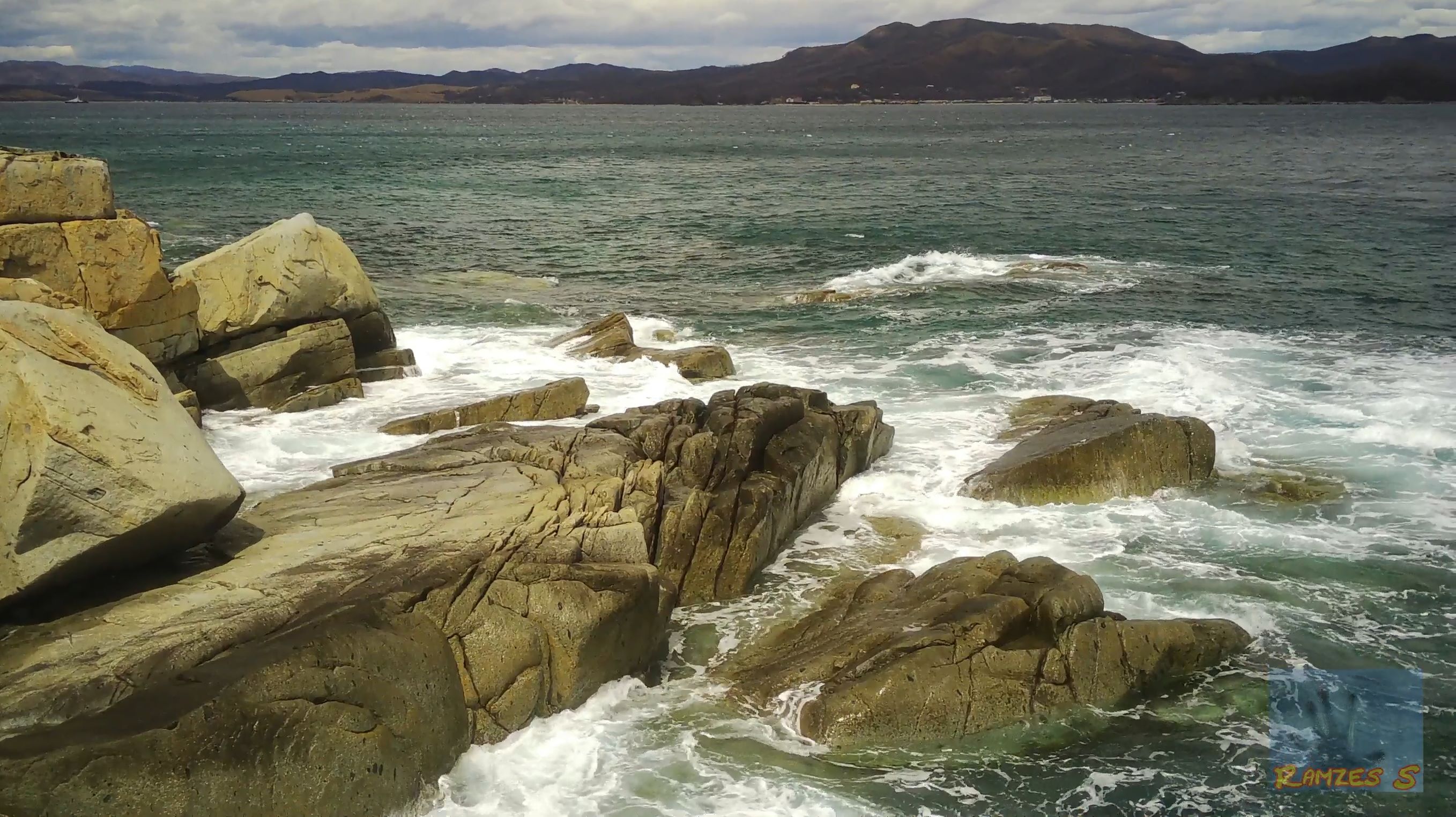 Скалистый берег моря