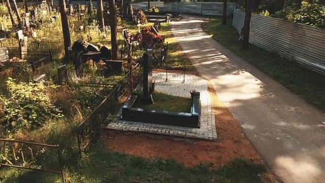 Квадрокоптеры следят за уборкой могил.