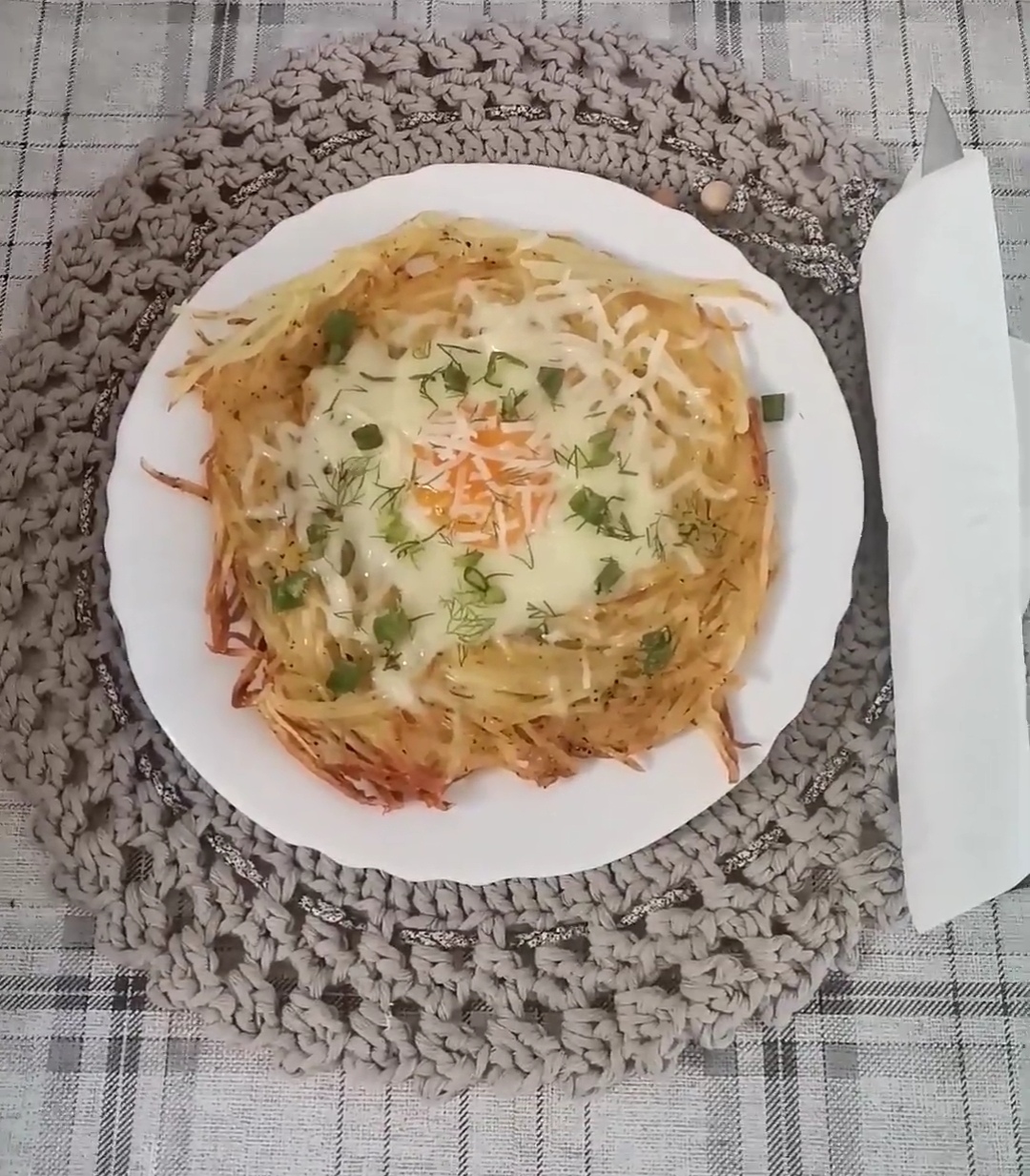 Картофельные гнезда с яйцом и сыром
