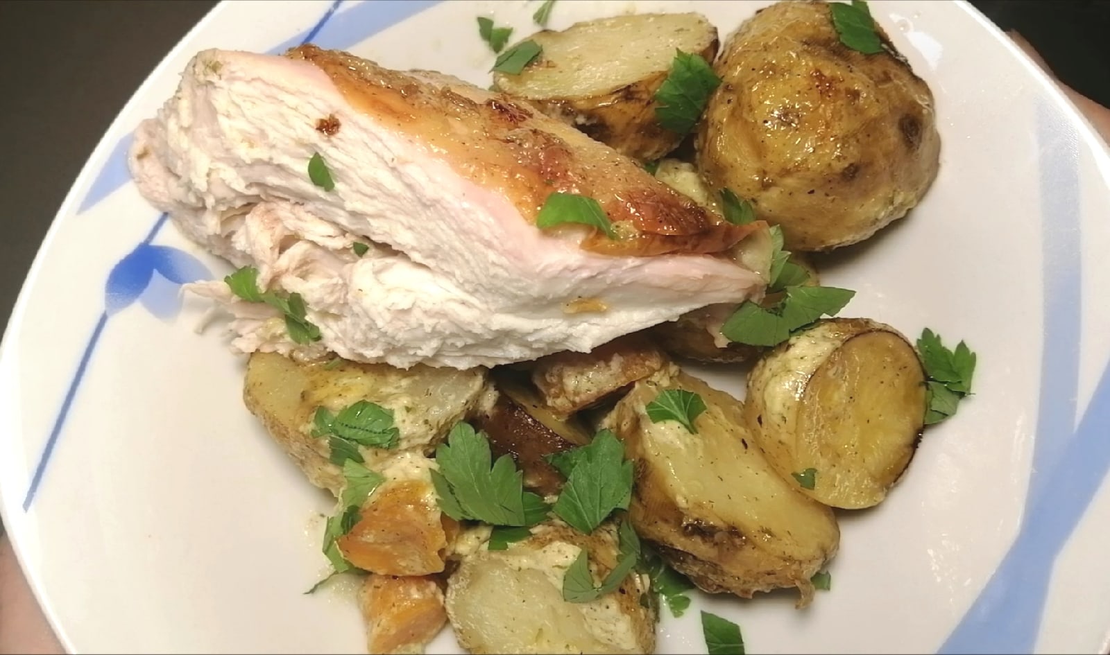 Мелкий молодой картофель прямо в кожуре запекаю с курицей. Просто и очень вкусно!