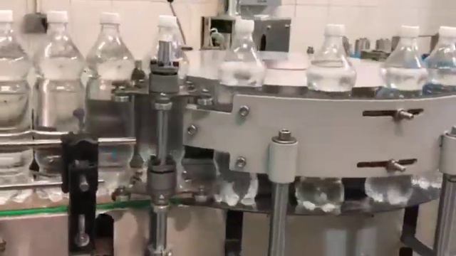 Этикетировочный автомат ЭМ62тестовый запускскорость 6000 бутылок в чассервомоторы155