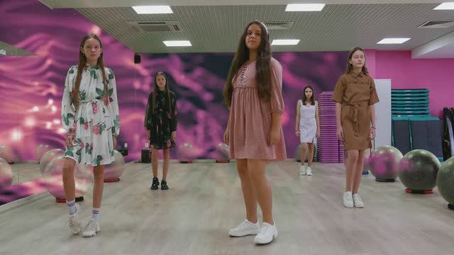 Практика дефиле в школе моделей / 1000планет