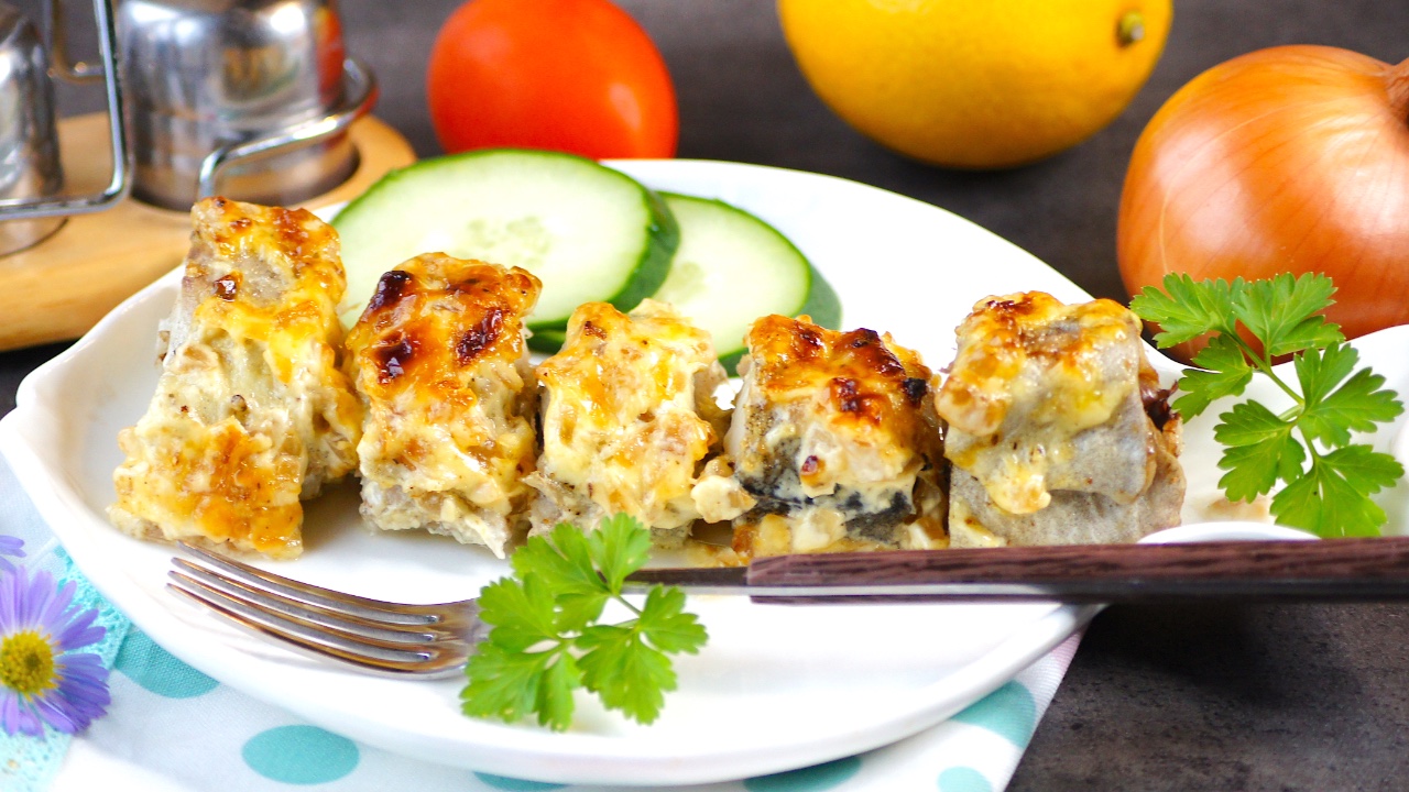 ? Минтай под майонезом в духовке — видео рецепт. Как вкусно запечь рыбу под майонезом и луком_