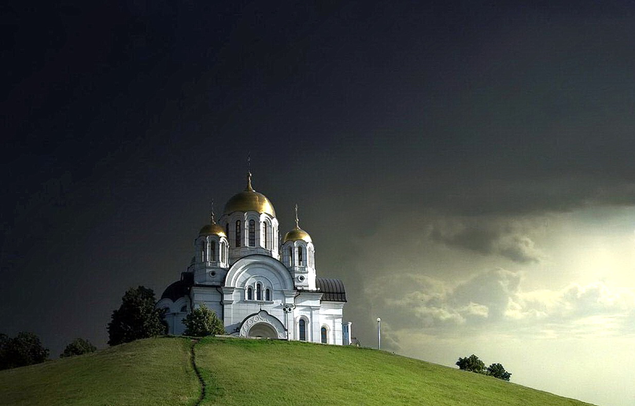 По дороге к храму