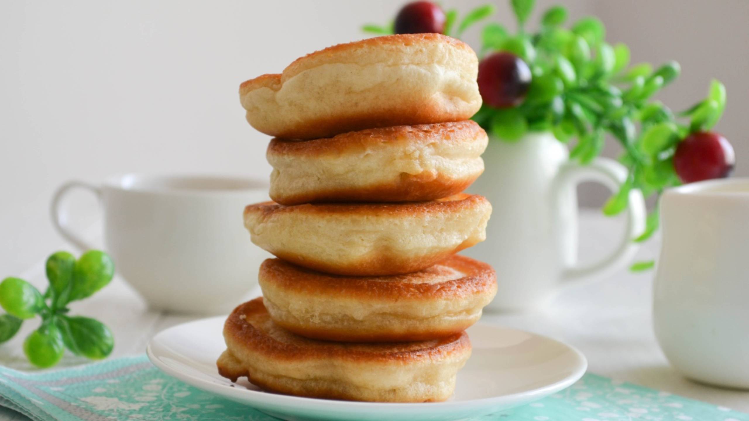 🥞 Как испечь пышные оладьи на кефире и дрожжах? Простой способ приготовления воздушных оладьев.