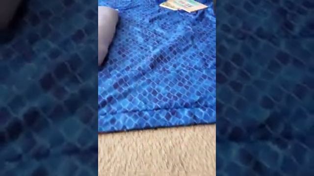 Нечто невидимое движется по покрывалу