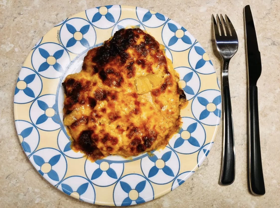 Нежное куриное филе с ананасом под сыром.
