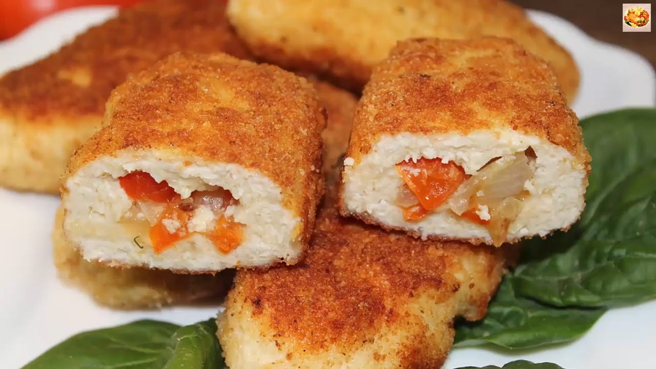 Зразы из куриного фарша с сочной начинкой, приготовленные в панировке.