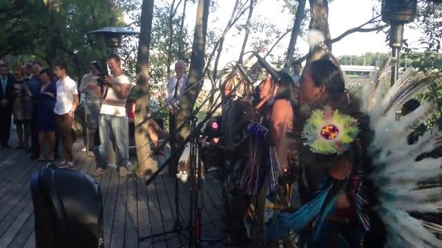 на свадьбе выступают индейцы